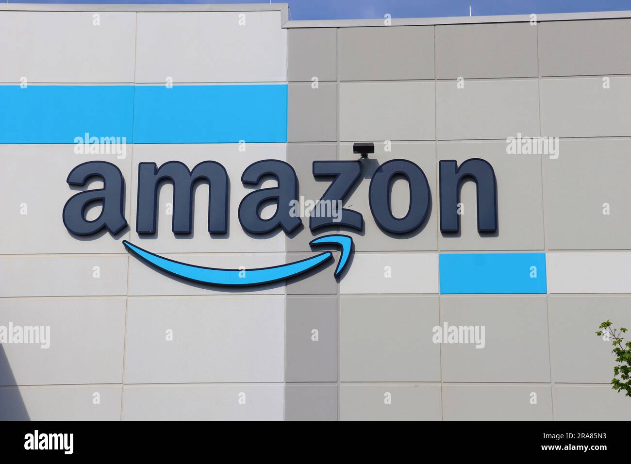Amazon logo hi-res stock photography and images - Alamy