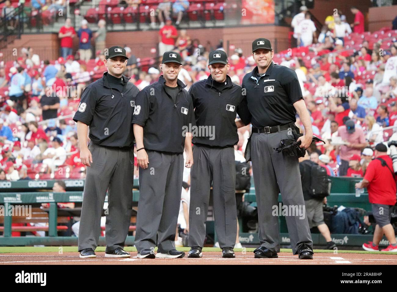 L r the two umpires hi-res stock photography and images - Alamy