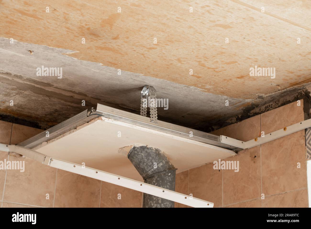 installation of plasterboard on the ceiling, drywall on the ceiling ...