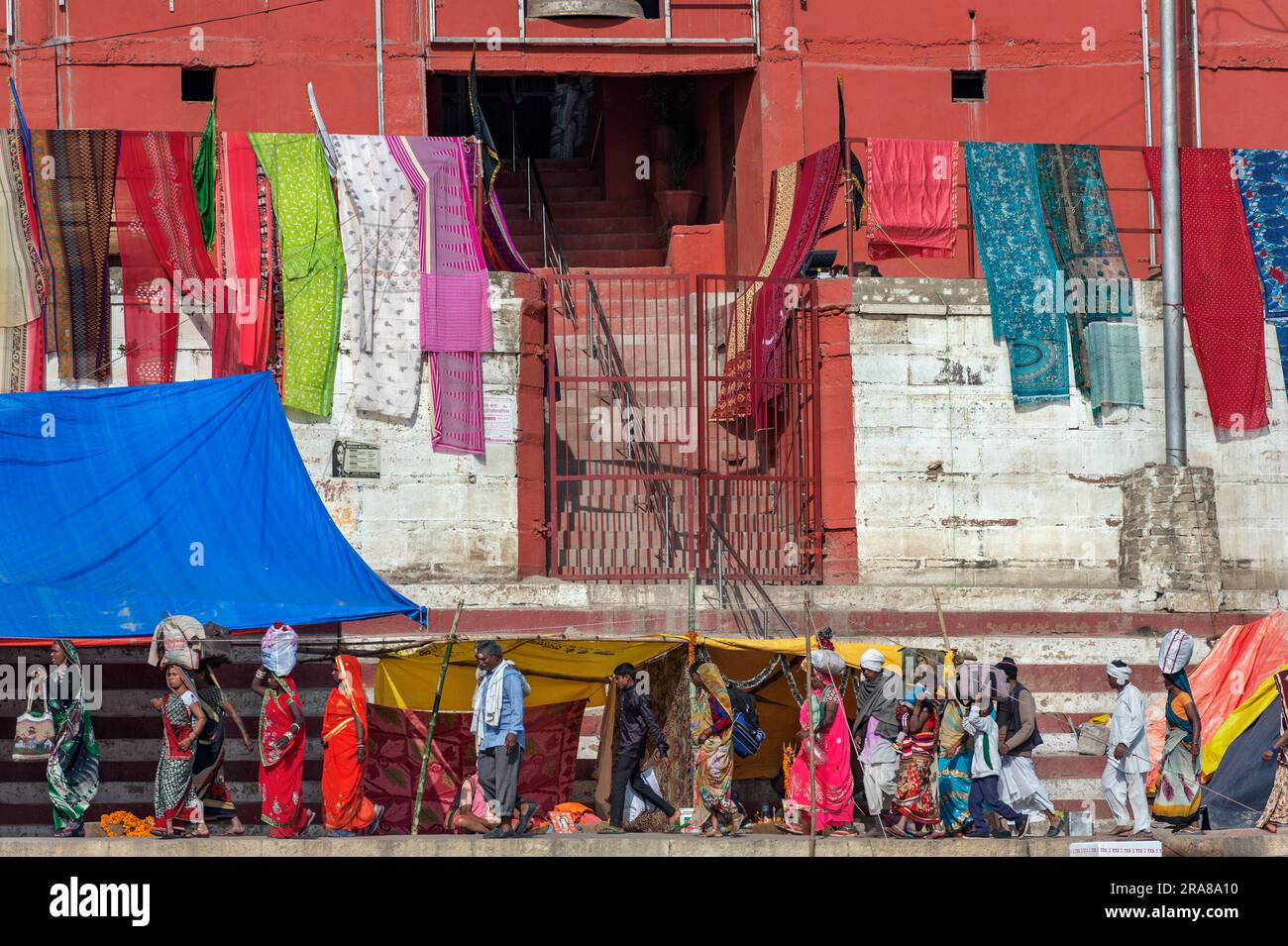 Hindu pilgrims on the banks of the Ganges River in Varanasi (Benares ...