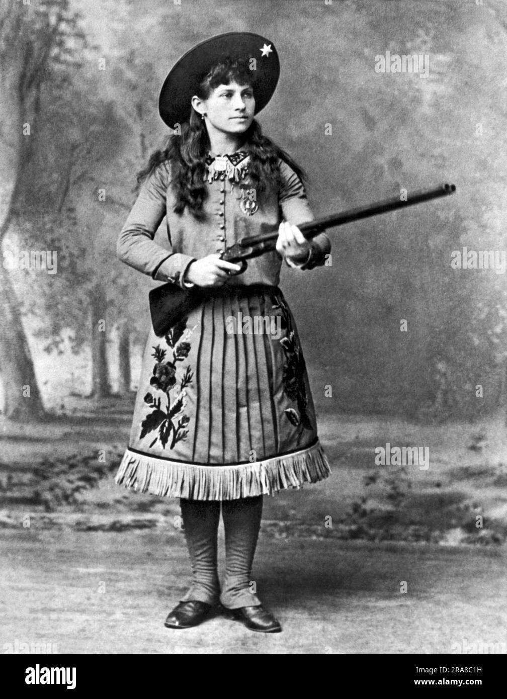 United States: c. 1885. A portrait of sharpshooter Annie Oakley holding ...