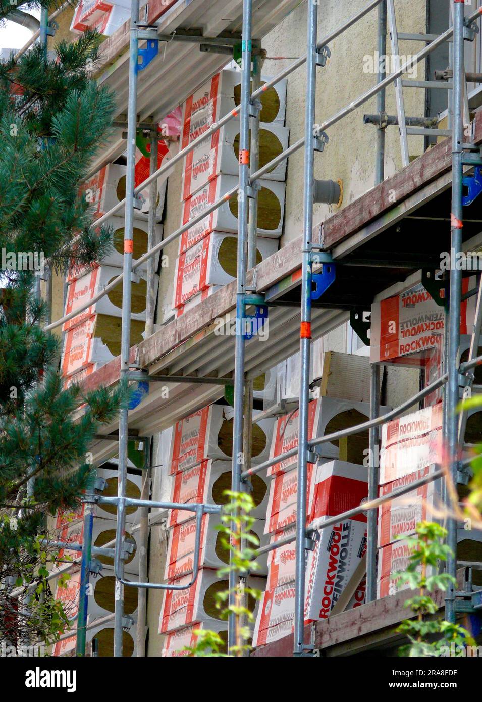Residential building Exterior insulation, scaffolding Stock Photo - Alamy