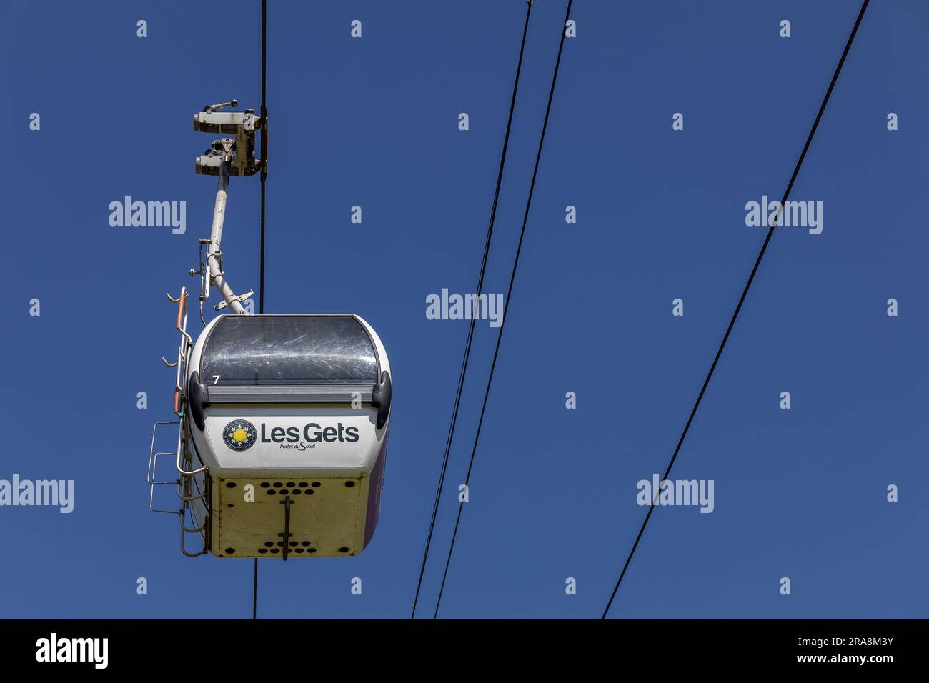 Cable car mountain bikes hi-res stock photography and images - Alamy