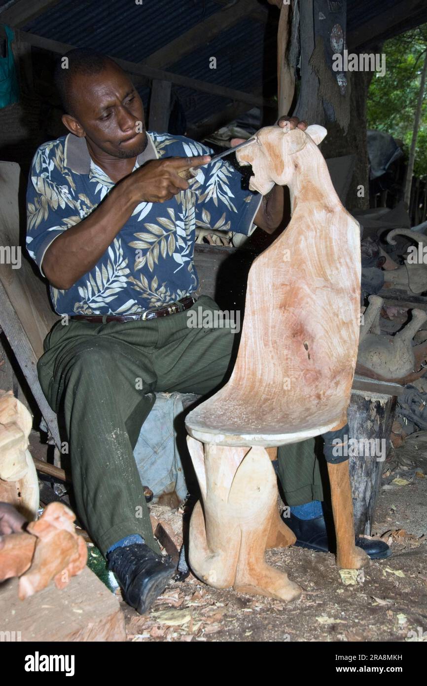 African wood carver kenya hi-res stock photography and images - Alamy