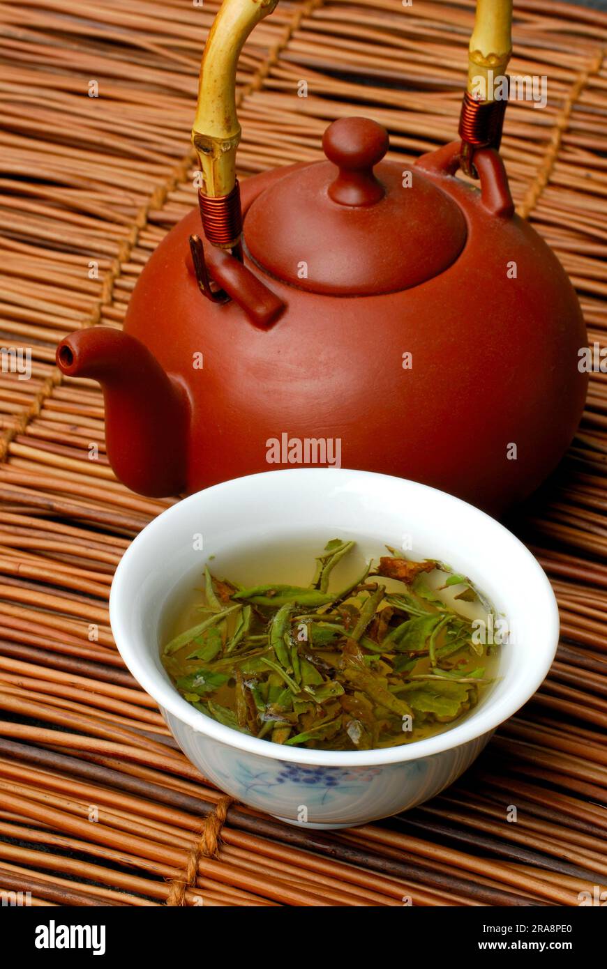 White tea in bowl, teapot, Pai Mu Tan, teacup, cup Stock Photo - Alamy