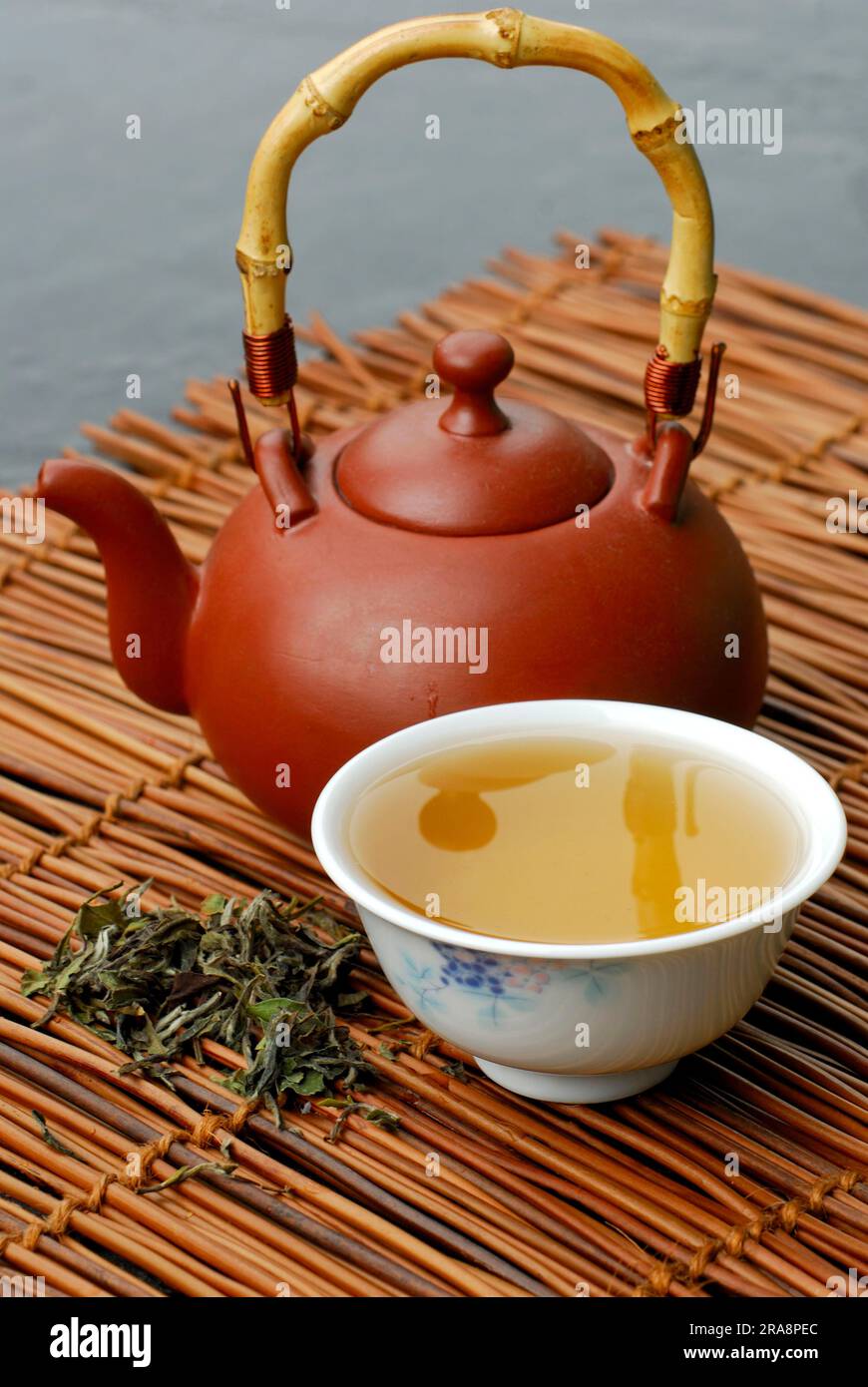 White tea in bowl, teapot, Pai Mu Tan, teacup, cup Stock Photo - Alamy