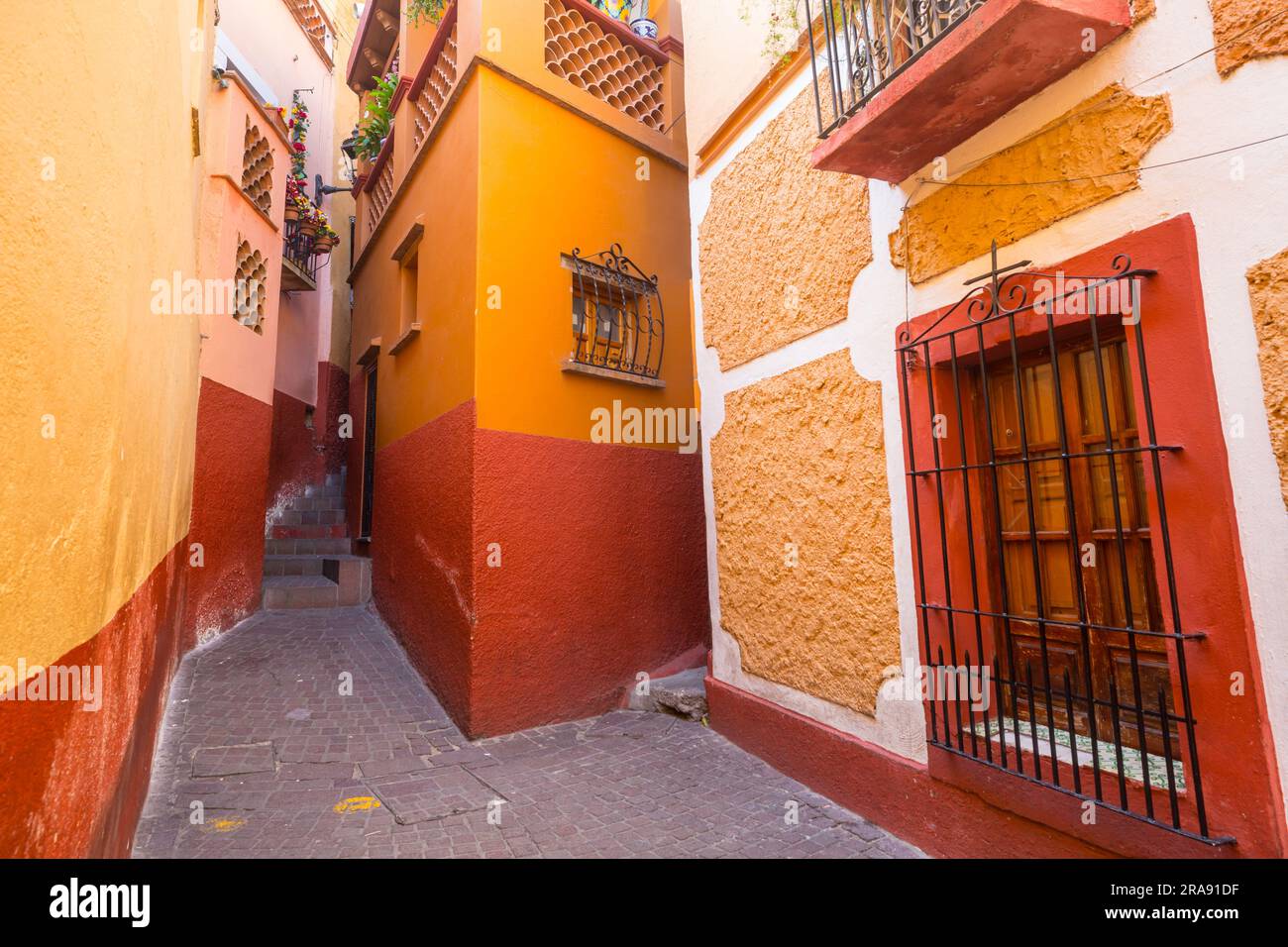Colonial historical city Guanajuato, famous Alley of the Kiss (Callejon ...