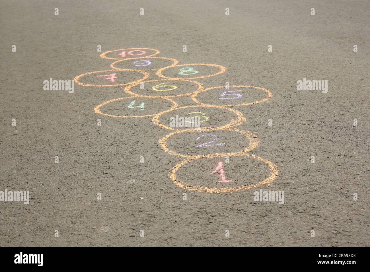 Chalk circle pavement hi-res stock photography and images - Alamy