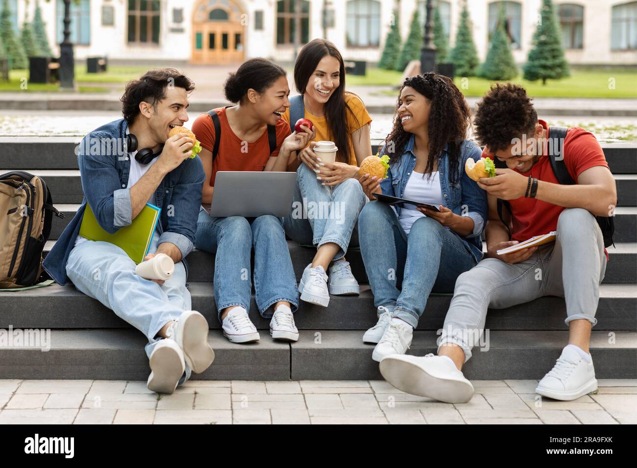 College students eating outdoors hi-res stock photography and images ...