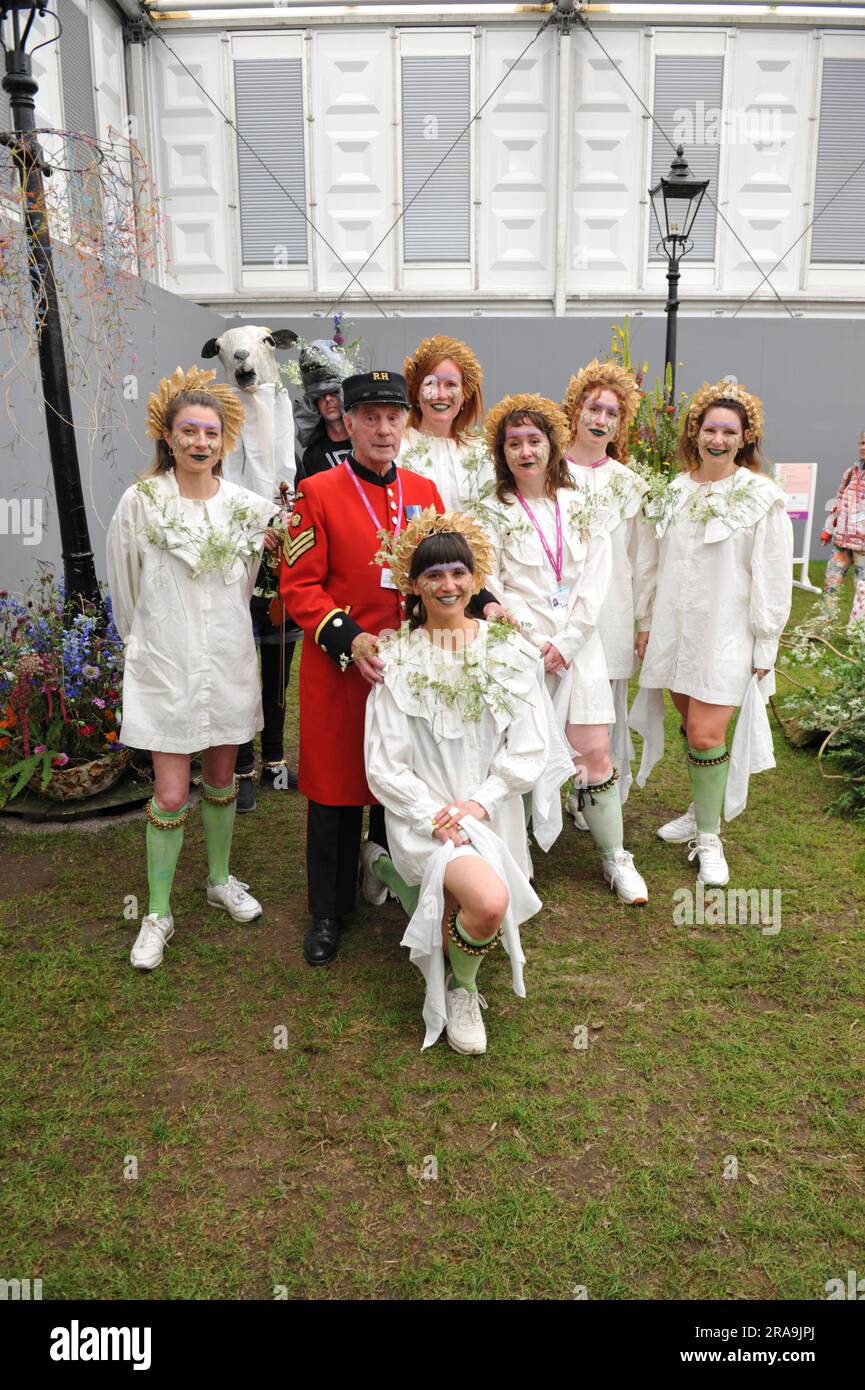 Boss Morris (an all women Cotswold morris side) on the Thistle by ...