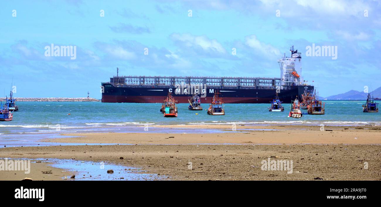 Ship arriving in port hi-res stock photography and images - Alamy