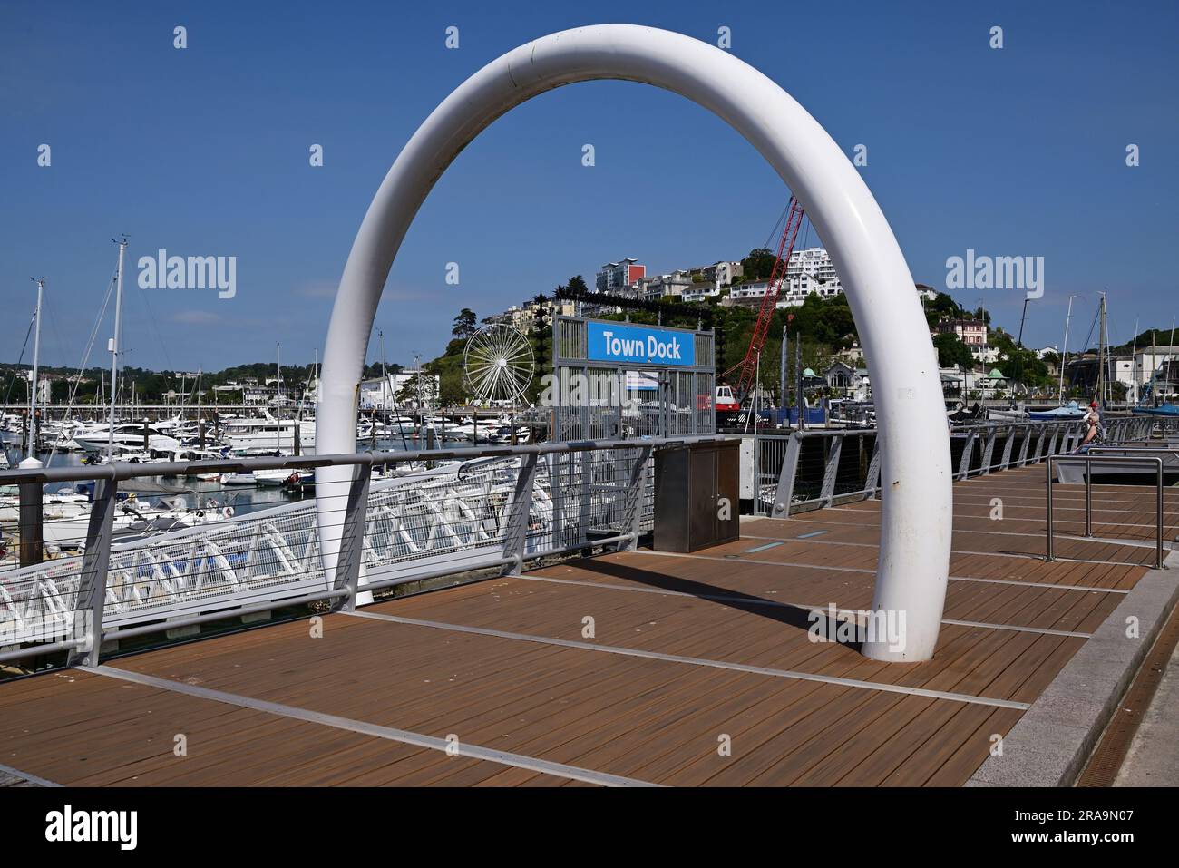 Semi circular vanishing point hi-res stock photography and images - Alamy