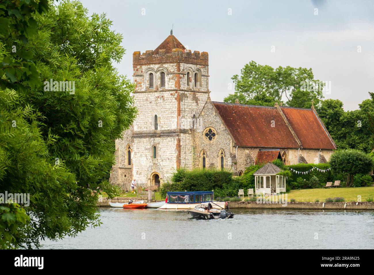 Bisham church hi-res stock photography and images - Alamy