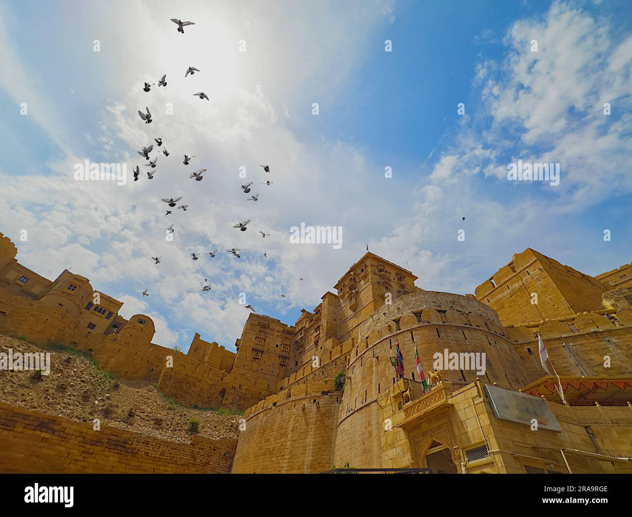 A huge and very impessiv fort in India underneath the cloudy blue sky ...