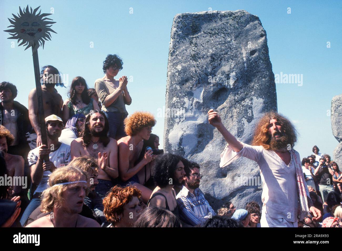 Hippies 1970s UK, gather at Stonehenge to celebrate the summer solstice ...