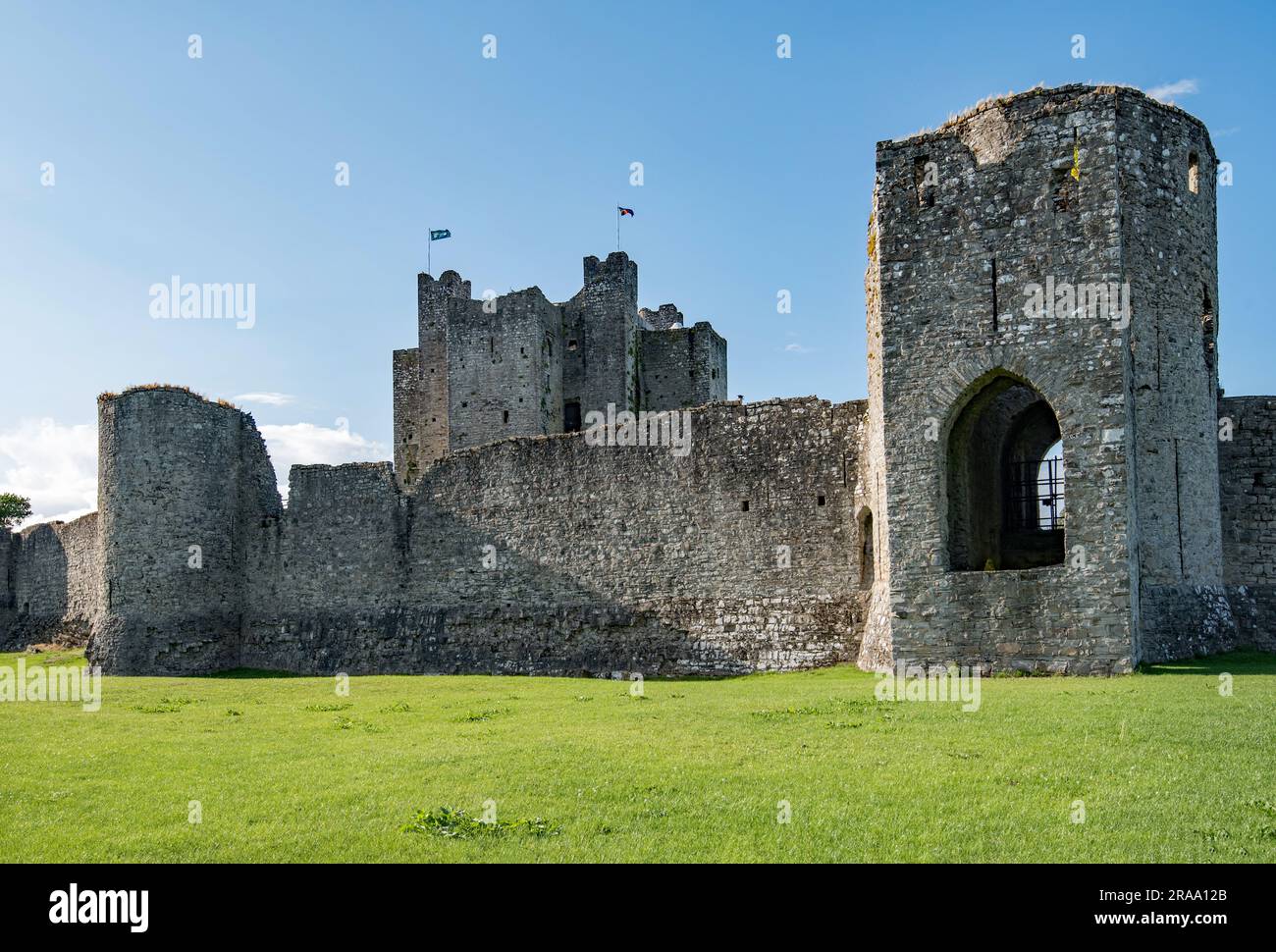 Trim castle walls with barbican gate hi-res stock photography and ...