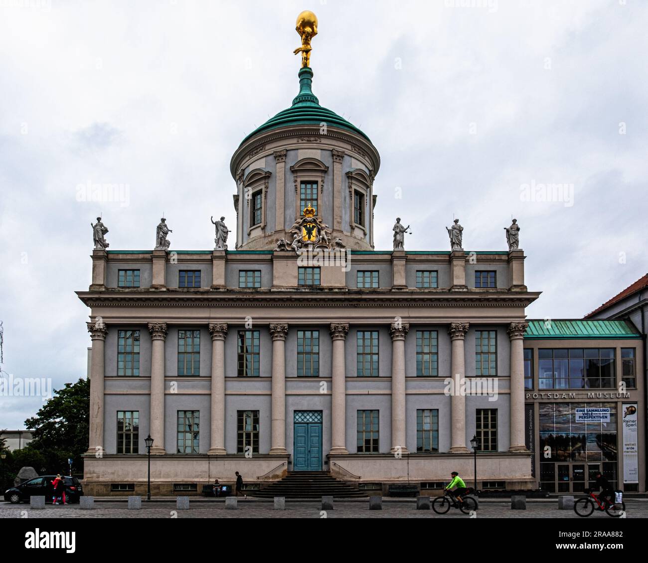 Gilded sculpture atlas hi-res stock photography and images - Alamy