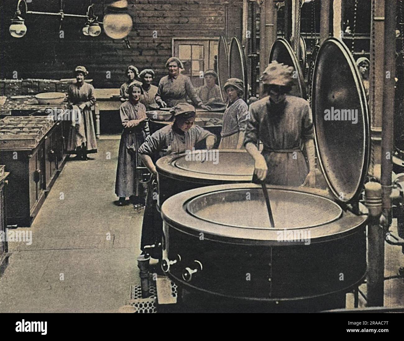 First world war soldiers cooking hi-res stock photography and images ...