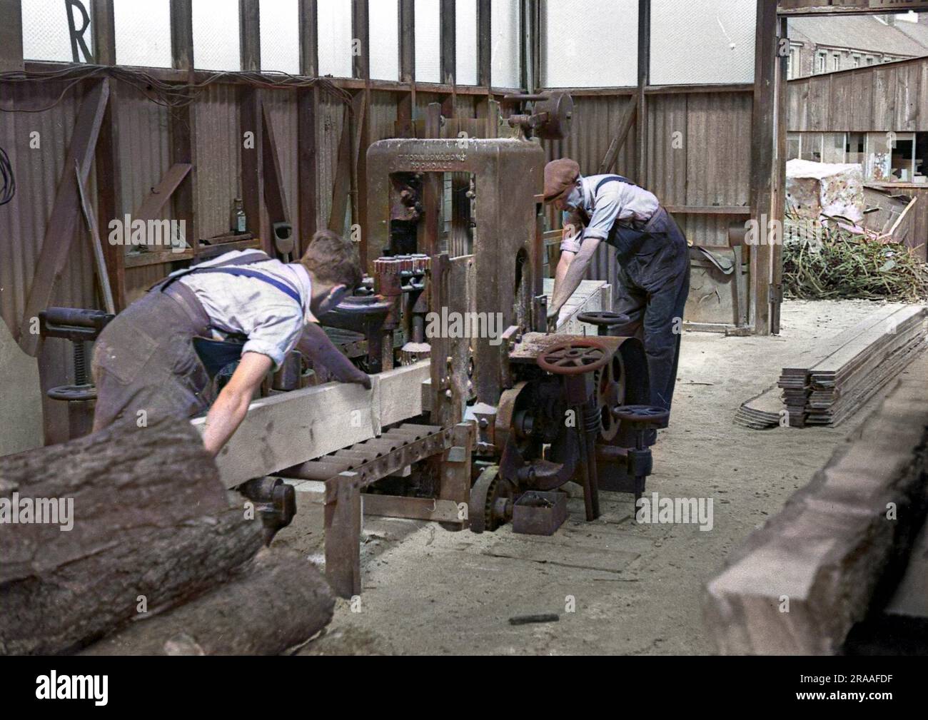 Two men saw hi-res stock photography and images - Alamy