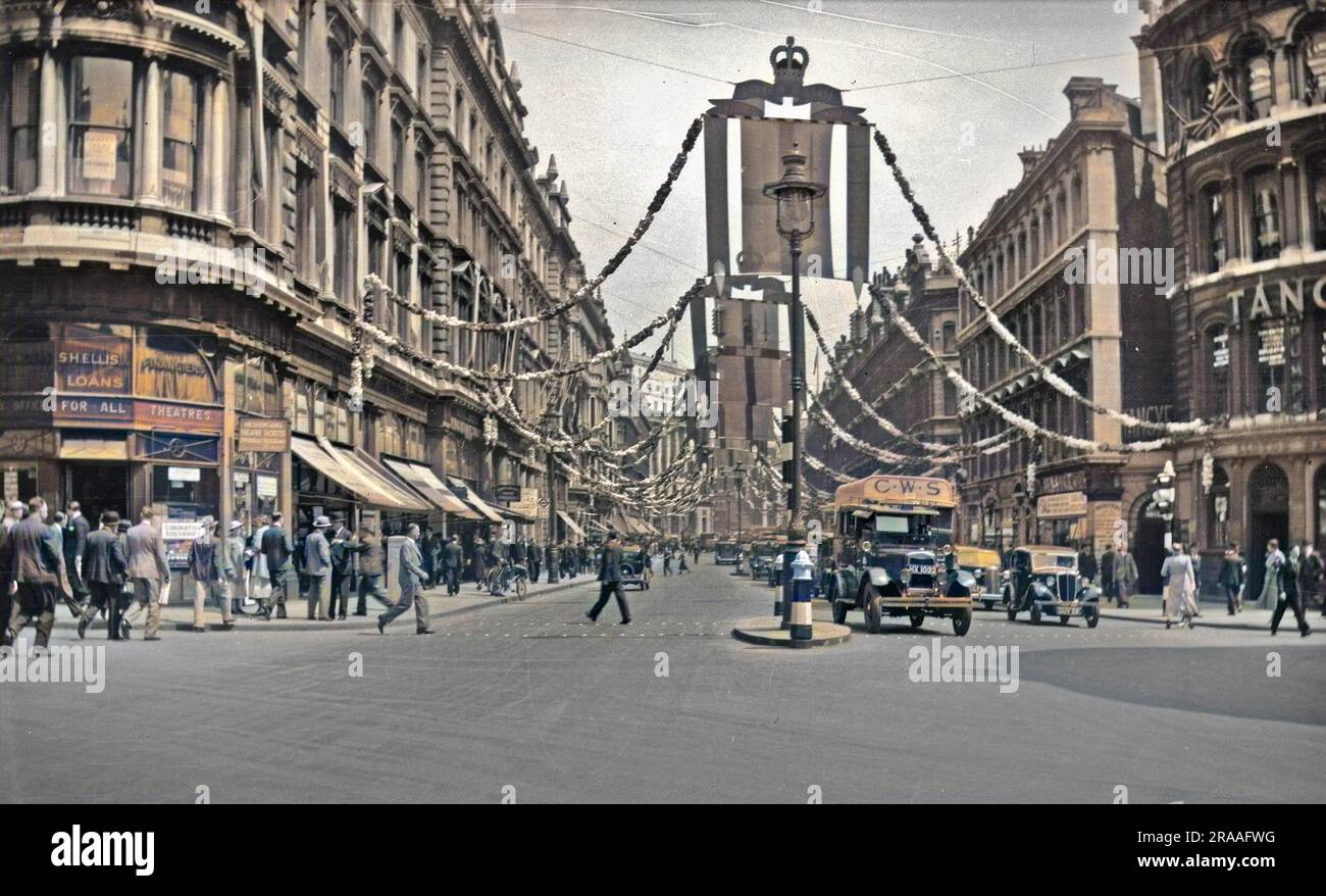 Street scene in Shanklin, Isle of Wight, with pedestrians, traffic, and ...