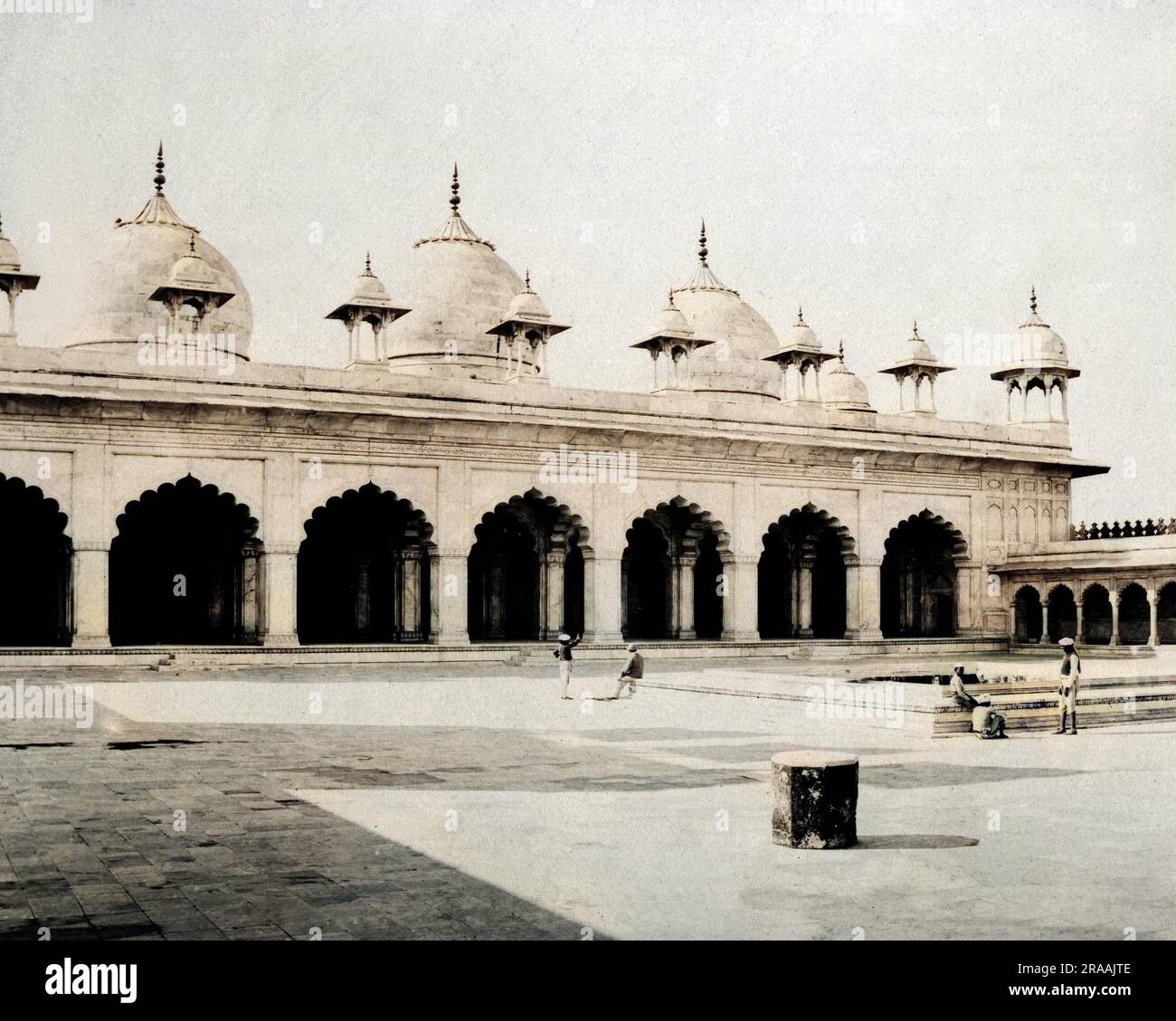Courtyard of Moti Masjid (Pearl Mosque), Agra, Uttar Pradesh, India ...