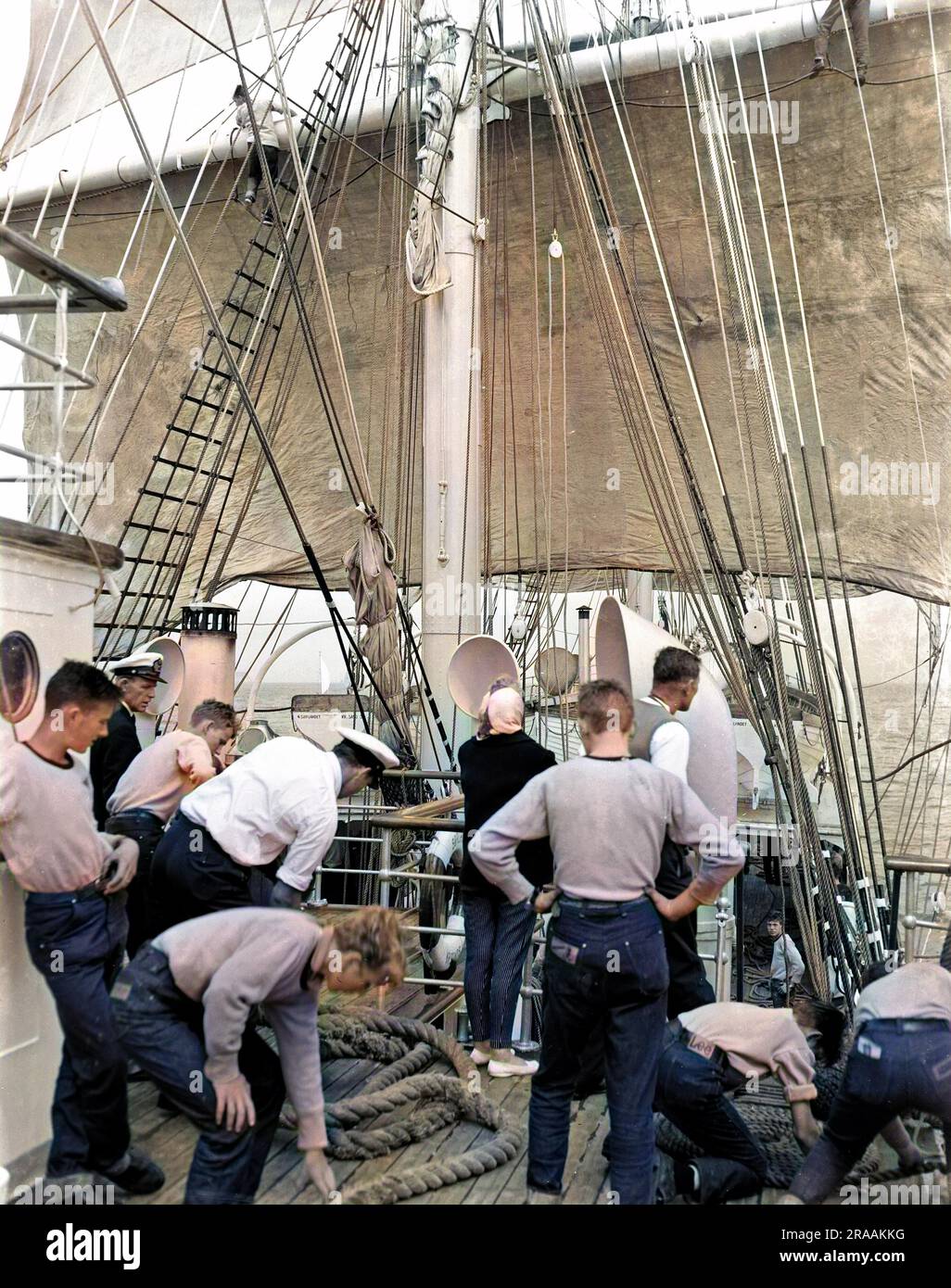 Work on sailing ships hi-res stock photography and images - Alamy