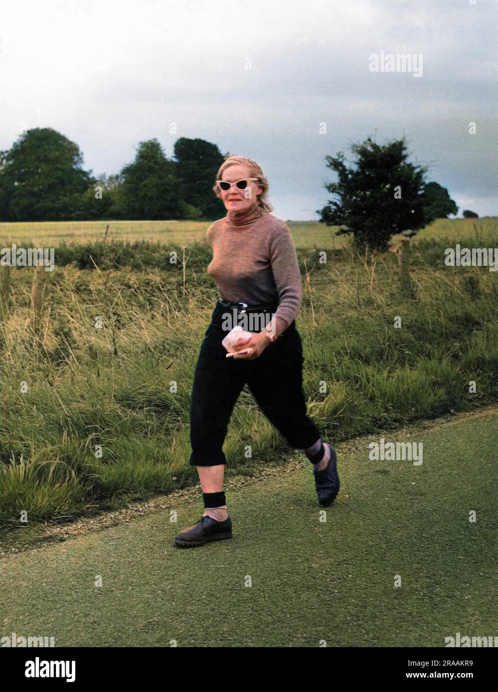 1960s woman with sunglasses walking hi-res stock photography and images ...