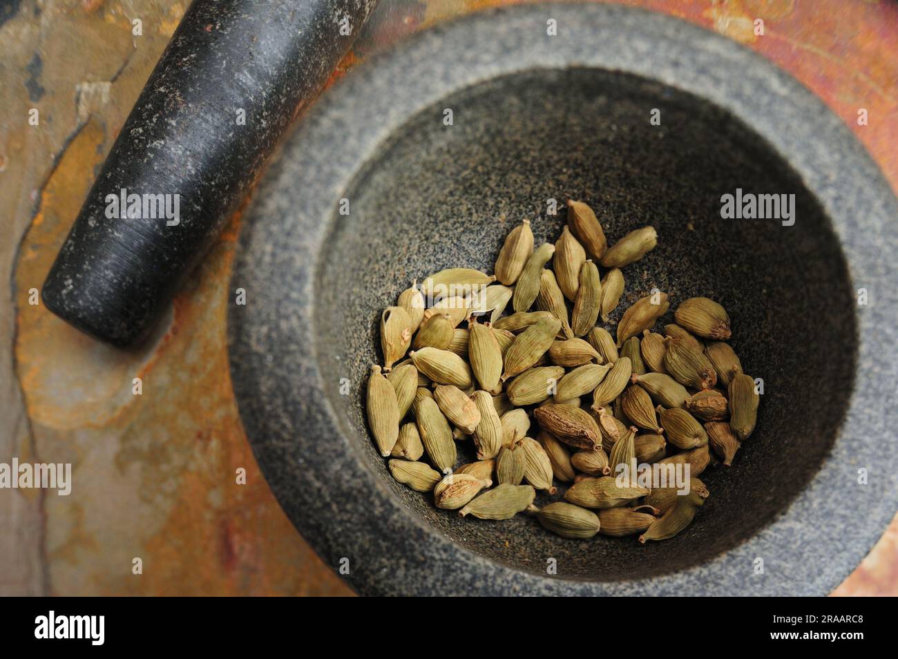 Cardamom pods, Cardamon with Mortar & Pestle Stock Photo - Alamy