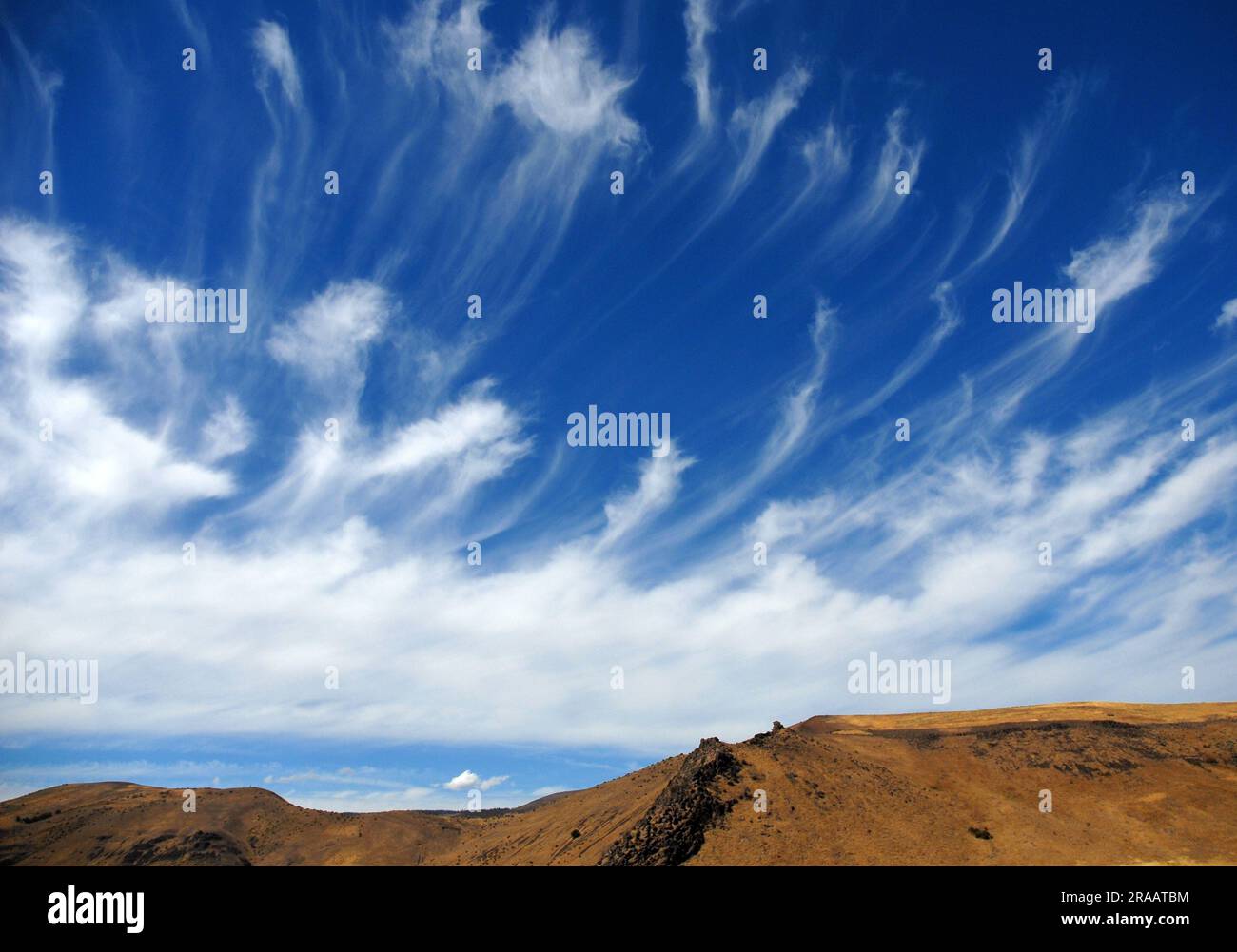 Cirrus clouds in mares tails hi-res stock photography and images - Alamy