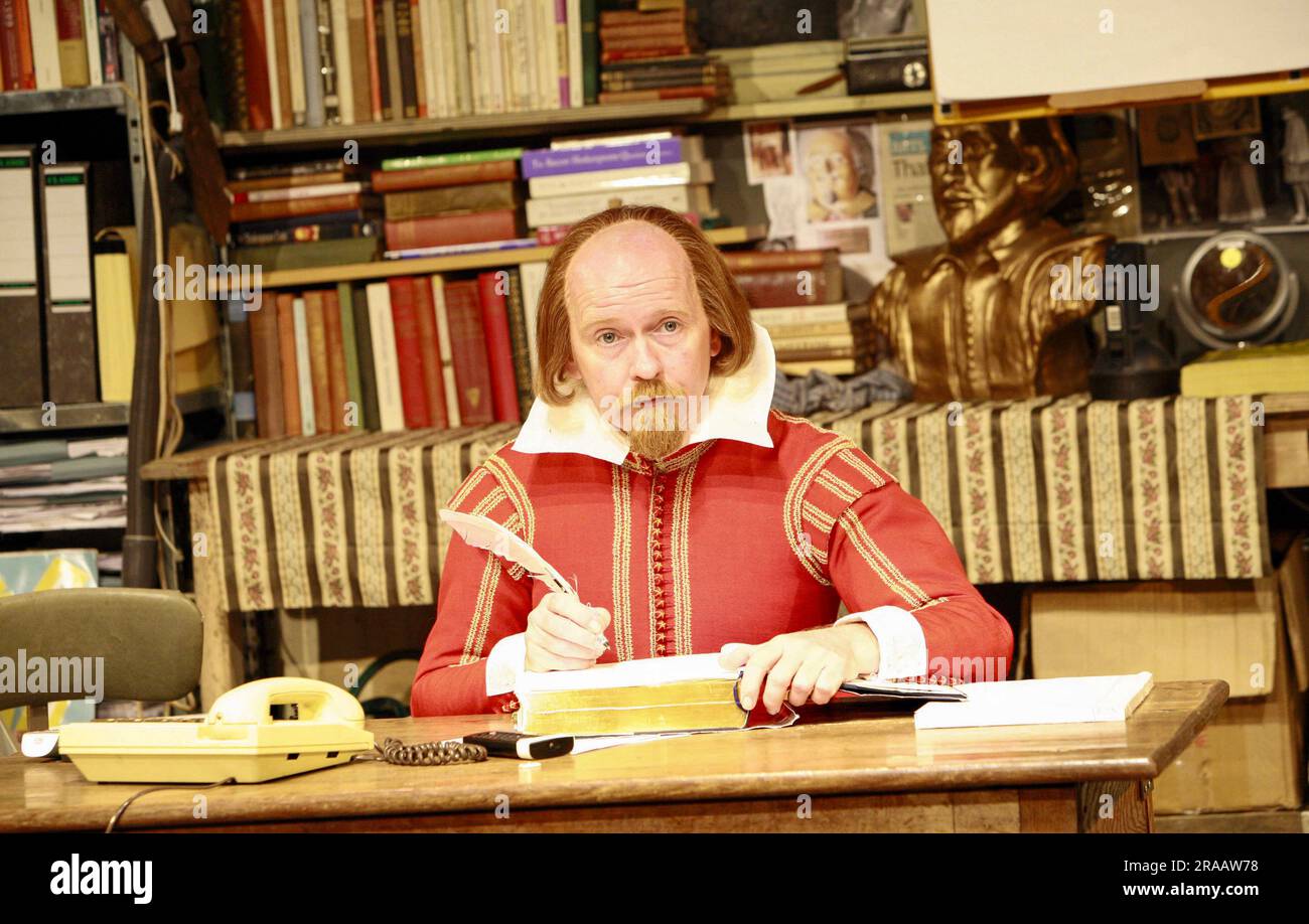 Actor in elizabethan costume hi-res stock photography and images - Alamy