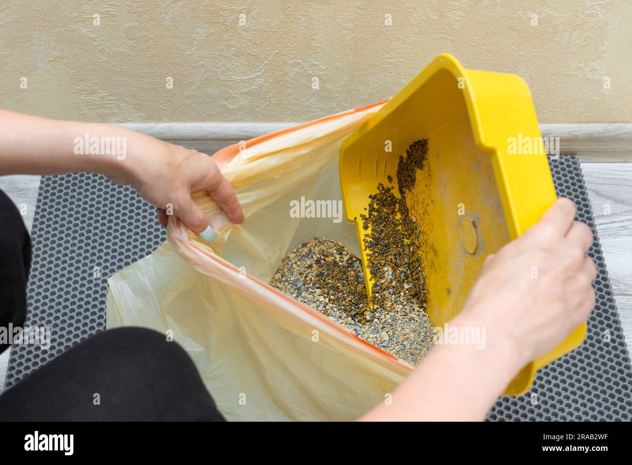 Litter pouring hi-res stock photography and images - Alamy