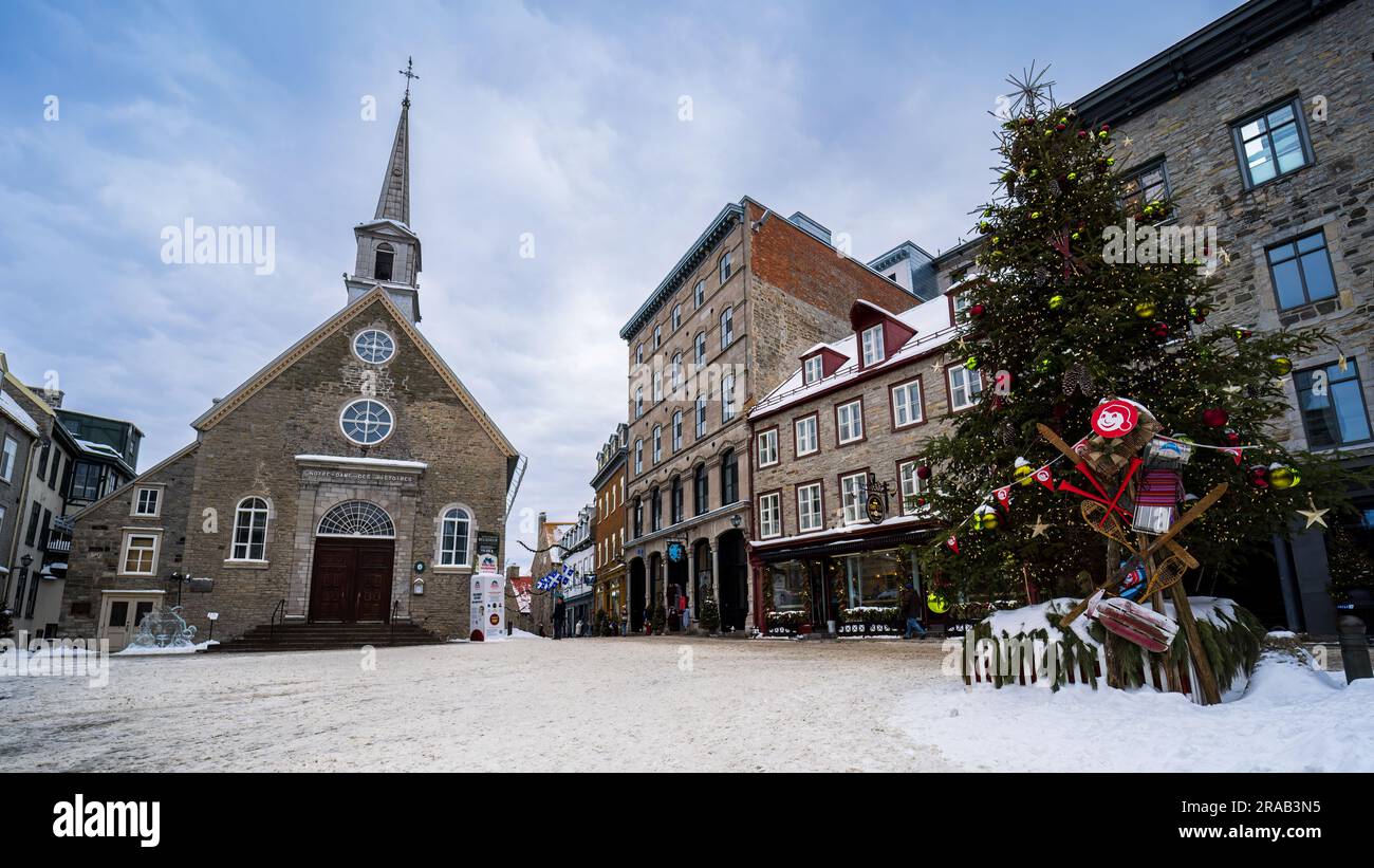 Quebec, on the Place Royale an immence Christmas tree attracts tourists ...