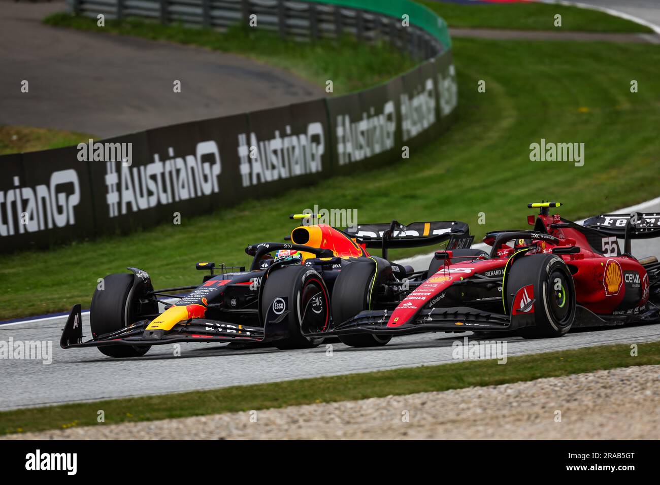 11 PEREZ Sergio (mex), Red Bull Racing RB19, 55 SAINZ Carlos (spa ...