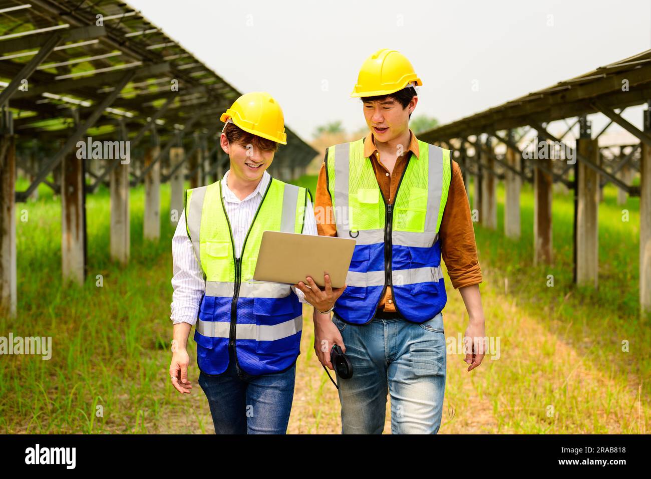 Maintenance engineers checking solar panels on solar cell farm Stock ...