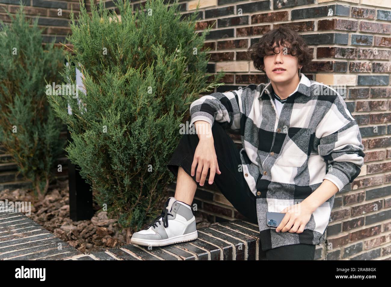 Man sitting on curb hi-res stock photography and images - Alamy