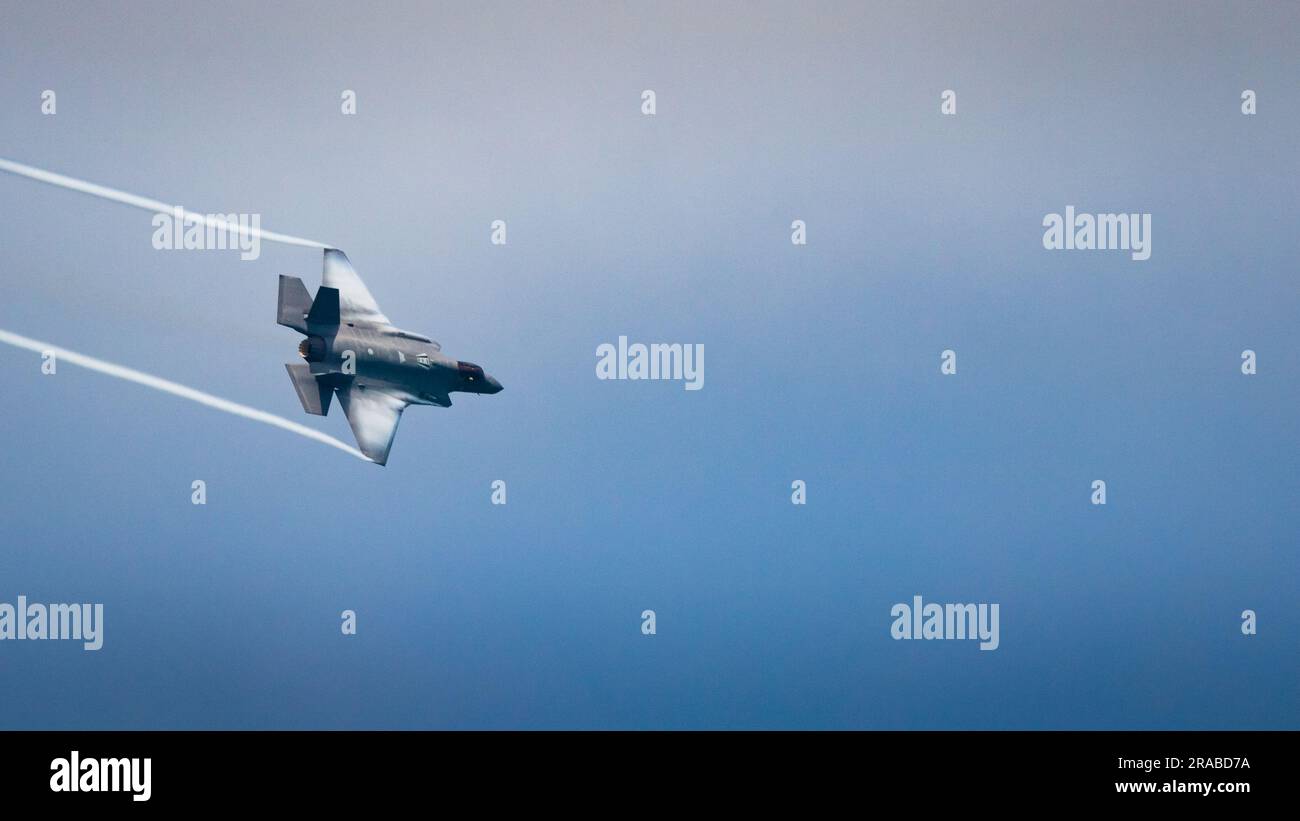 The amazing jet flying overhead Stock Photo - Alamy