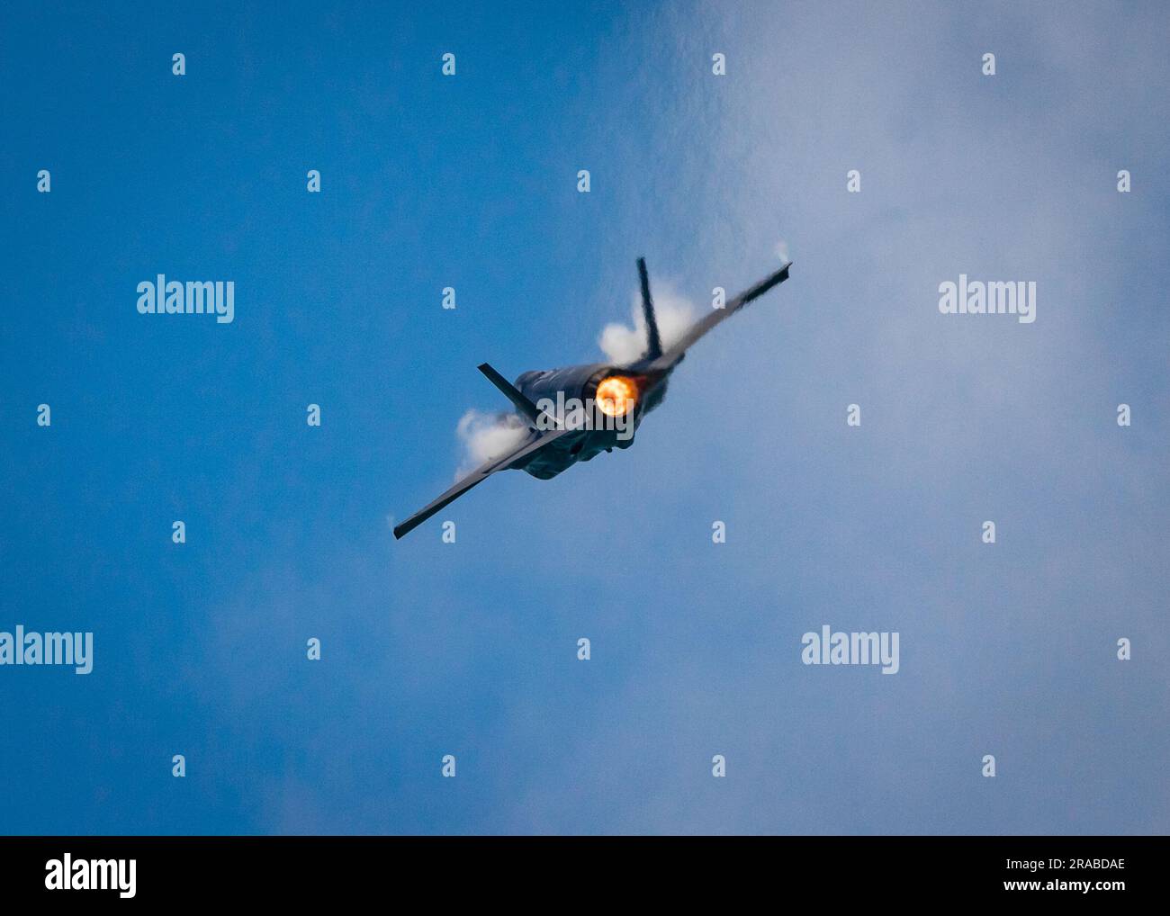 The amazing jet flying overhead Stock Photo - Alamy