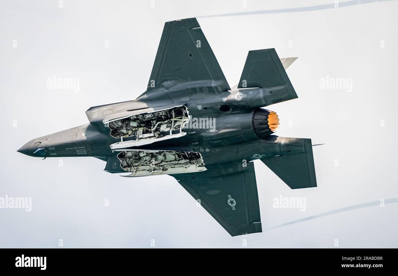 The amazing jet flying overhead Stock Photo - Alamy