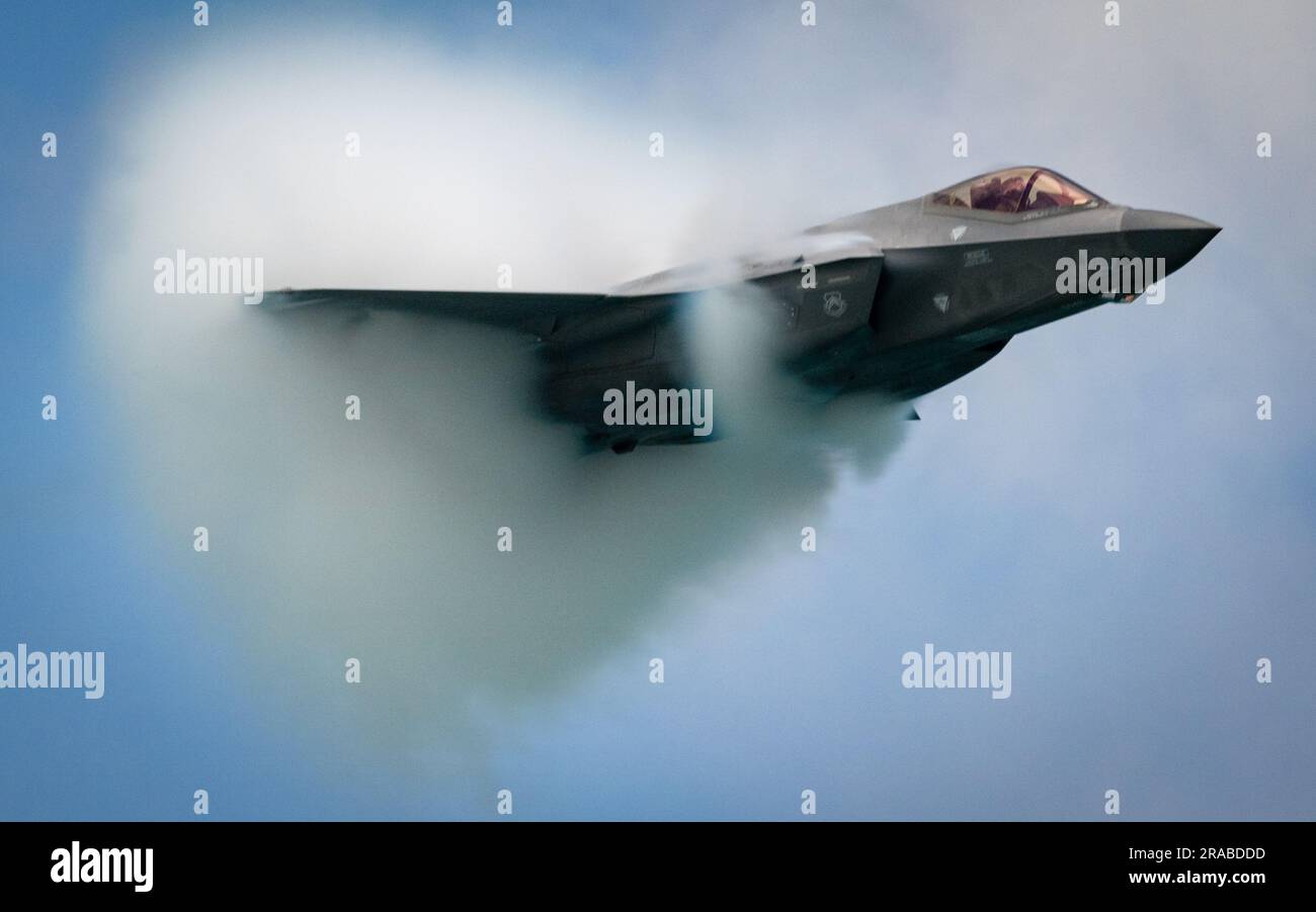 The amazing jet flying overhead Stock Photo - Alamy