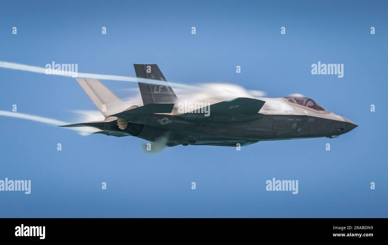 The amazing jet flying overhead Stock Photo - Alamy