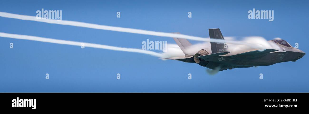 The amazing jet flying overhead Stock Photo - Alamy
