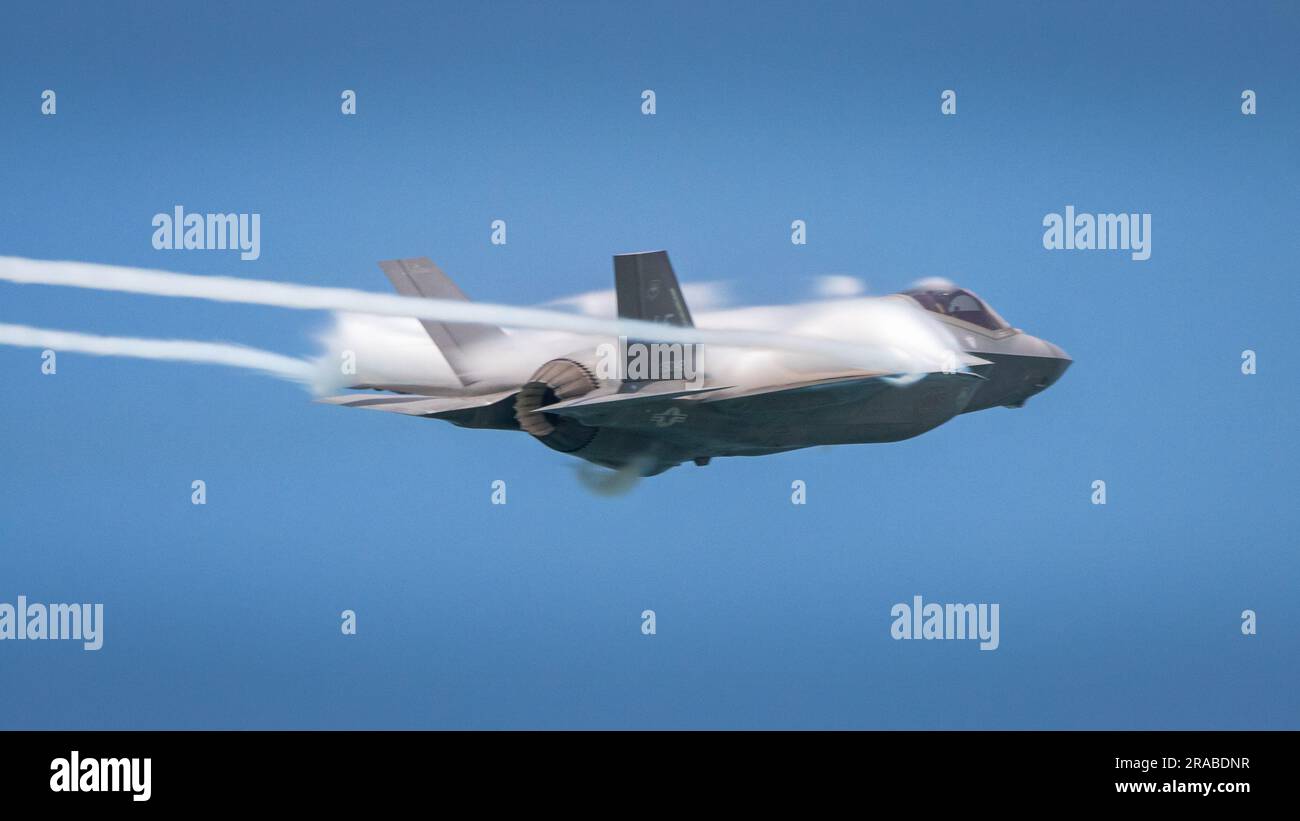 The amazing jet flying overhead Stock Photo - Alamy