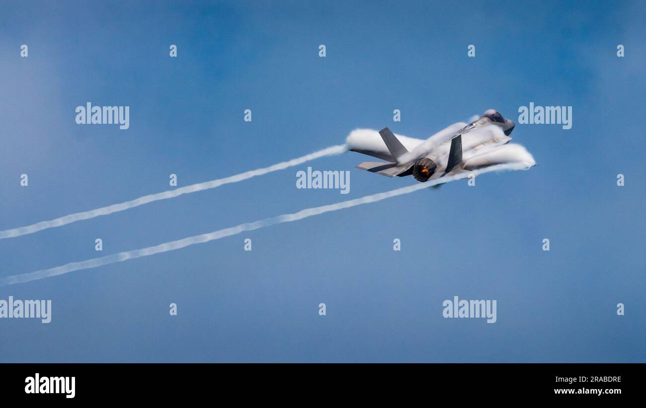 The amazing jet flying overhead Stock Photo - Alamy