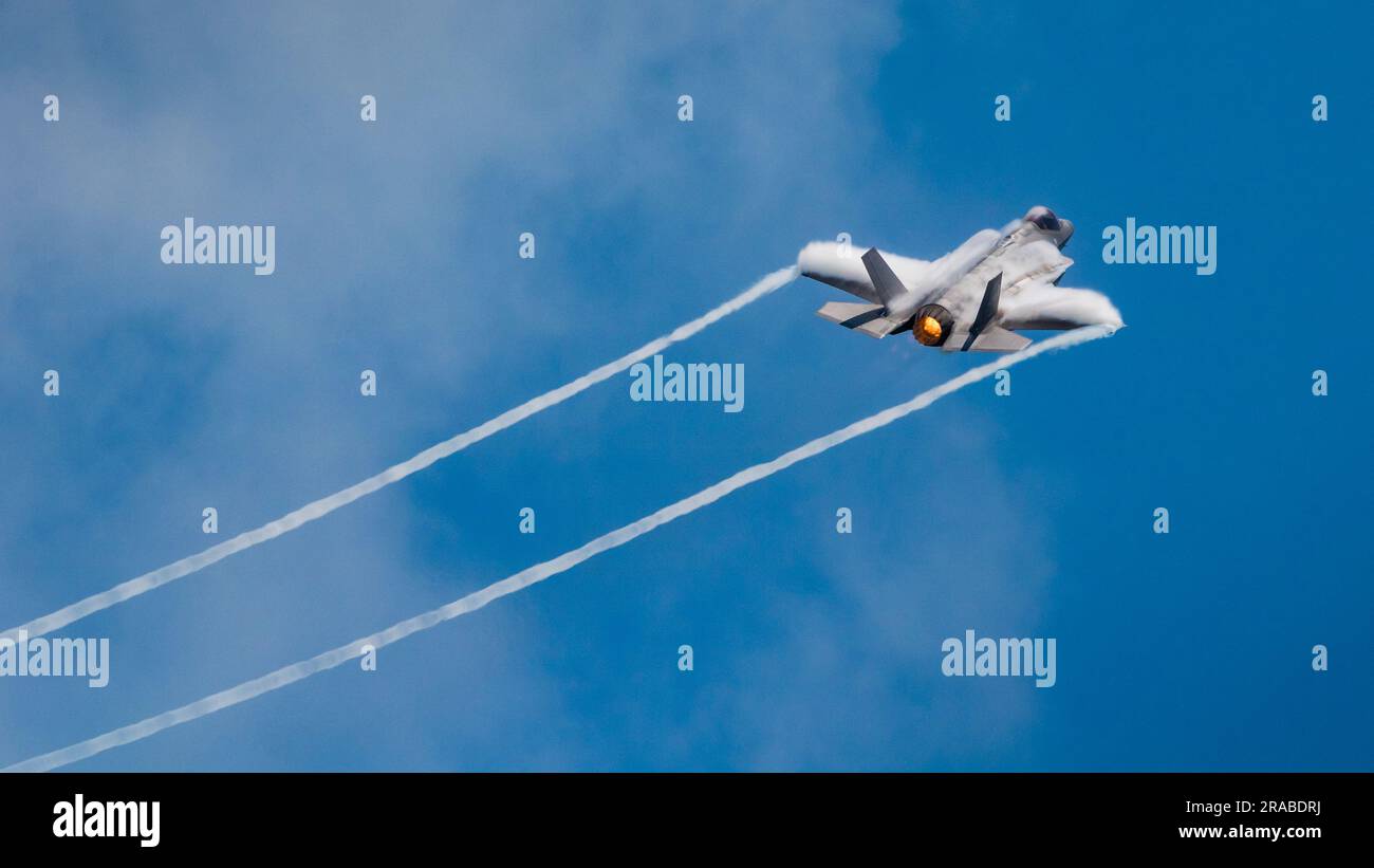 The amazing jet flying overhead Stock Photo - Alamy