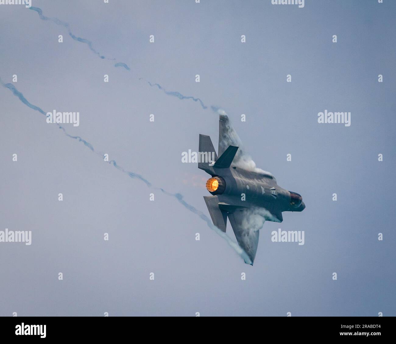 The amazing jet flying overhead Stock Photo - Alamy