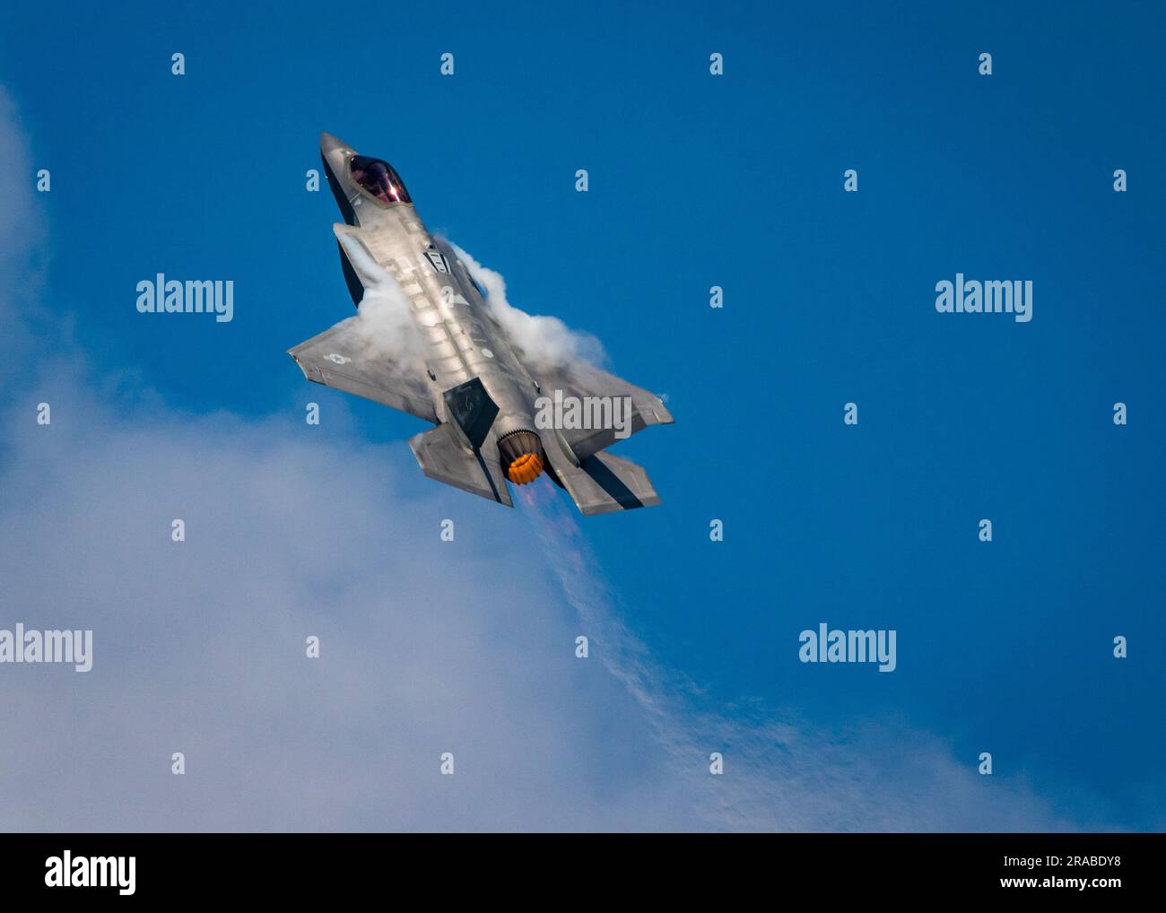 The amazing jet flying overhead Stock Photo - Alamy