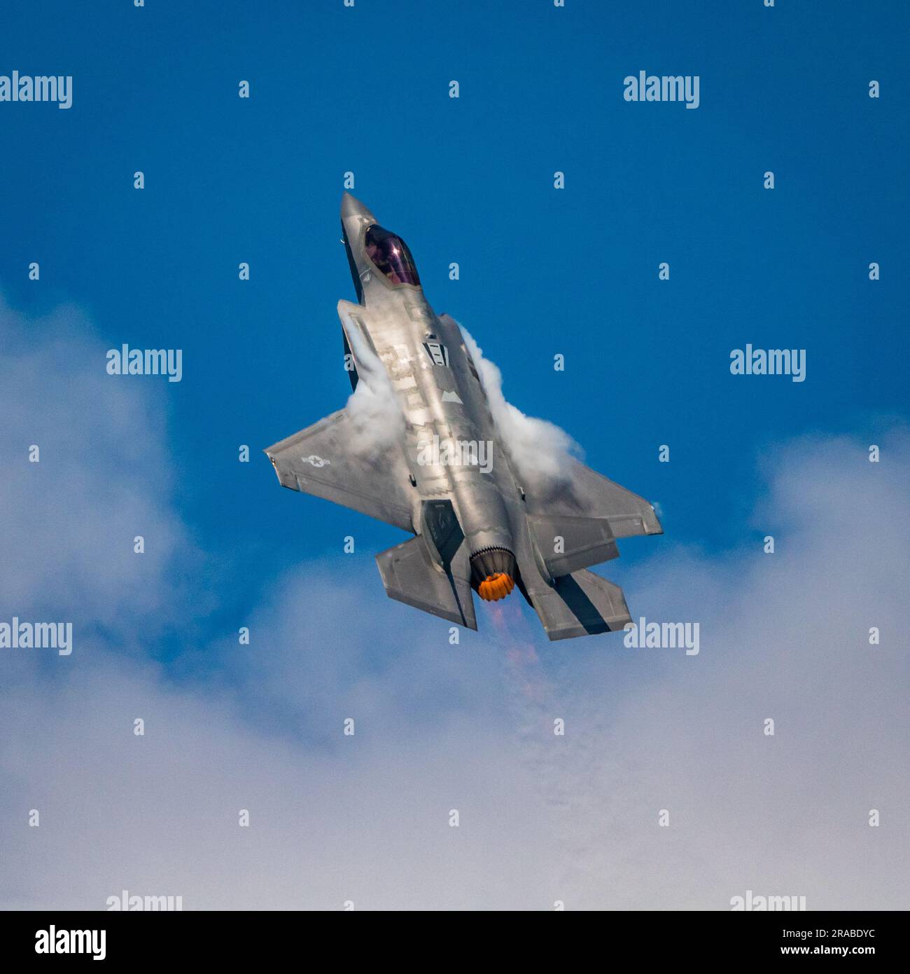 The amazing jet flying overhead Stock Photo - Alamy