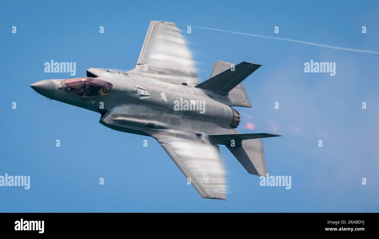 The amazing jet flying overhead Stock Photo - Alamy
