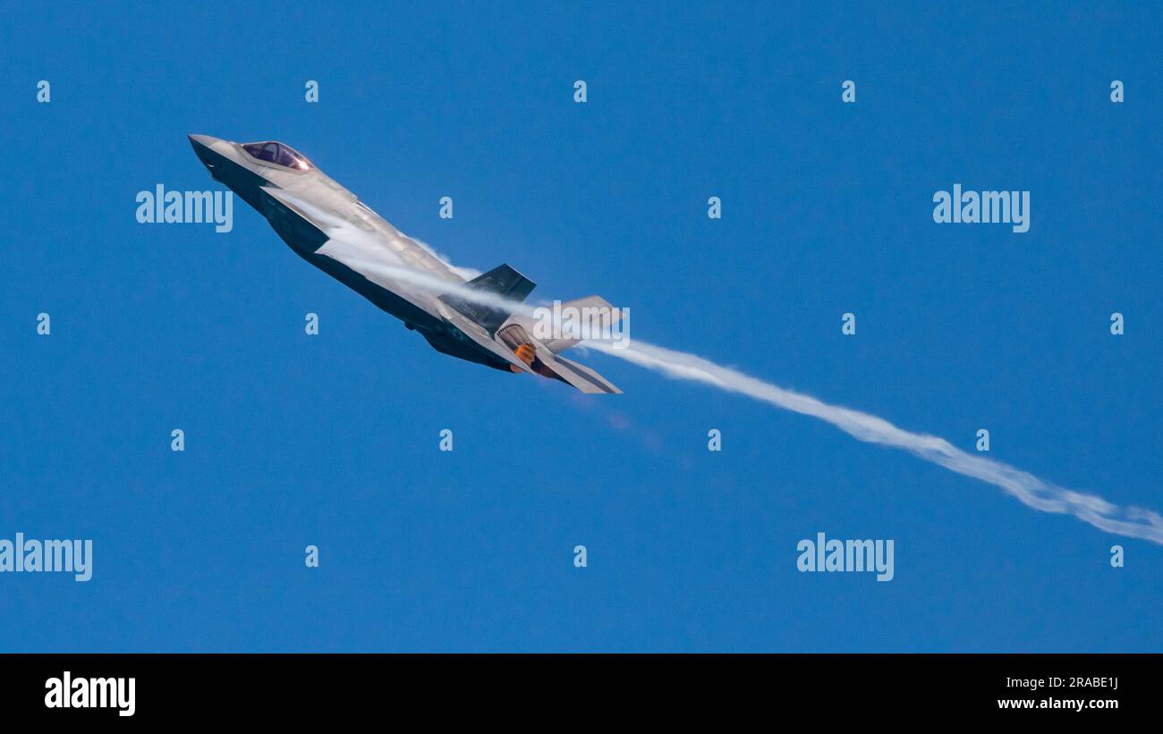 The amazing jet flying overhead Stock Photo - Alamy