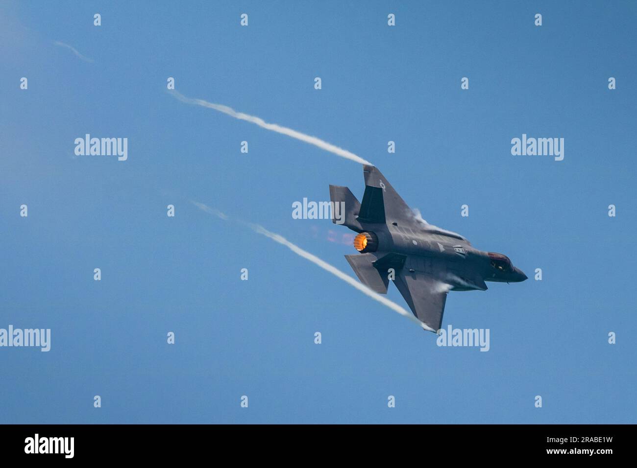 The amazing jet flying overhead Stock Photo - Alamy